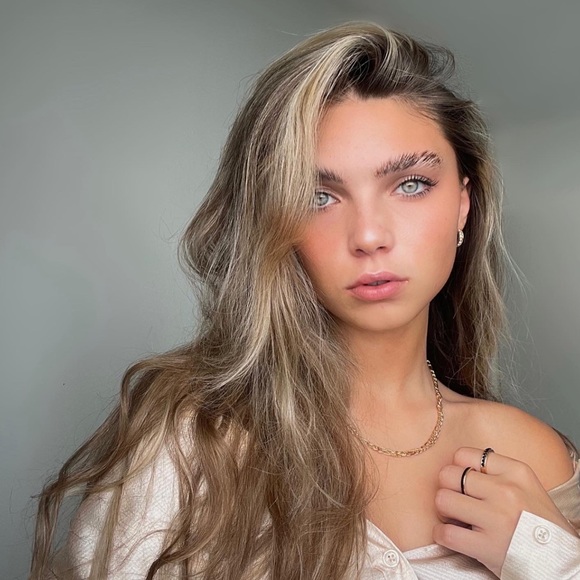 Alexis' Closet (@alexis_heiss) | Poshmark